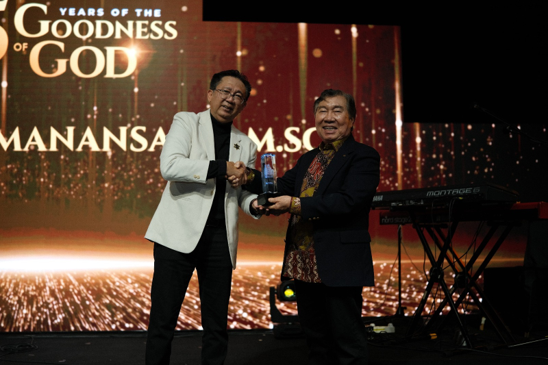 Founder Taman Safari Indonesia, Jansen Manansang dinobatkan jadi Father ...