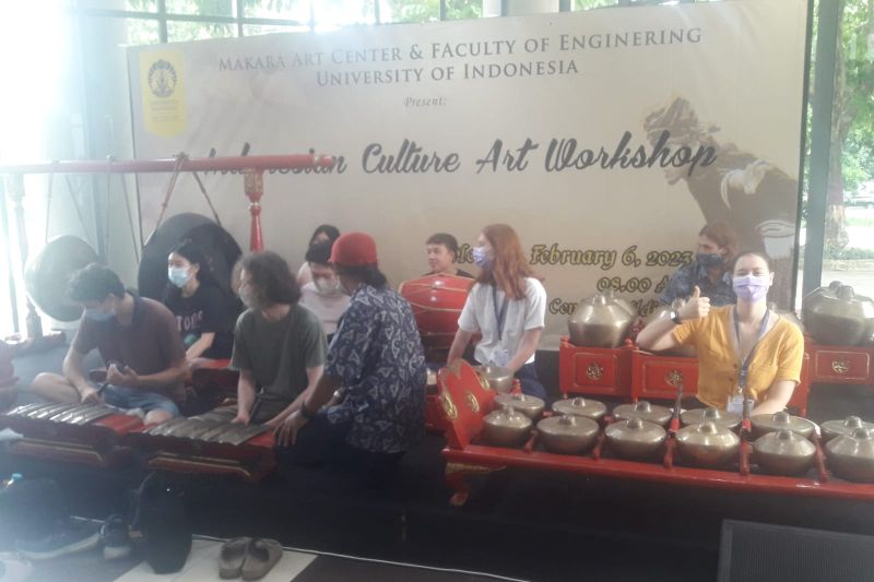 Mahasiswa Queensland belajar membatik dan gamelan di UI | mahasiswa-queensland-belajar-membatik ...