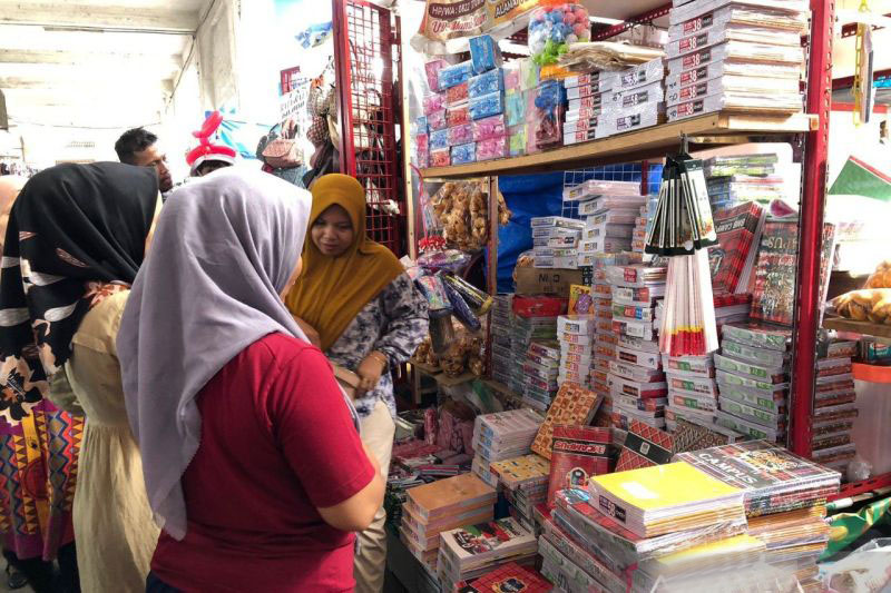 Jelang tahun ajaran baru masyarakat ramai berburu peralatan sekolah