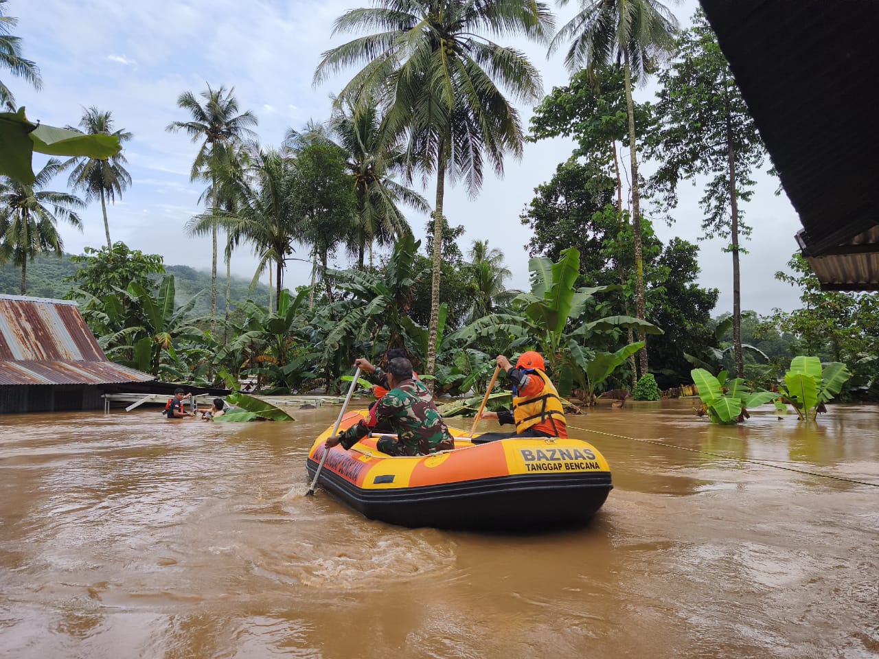 BAZNAS RI salurkan bantuan paket sembako untuk korban banjir di Makassar dan Maros | baznas-ri ...