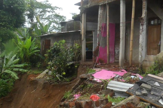 Tiga rumah rusak akibat longsor di Temanggung