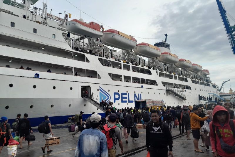 Pelabuhan Ahmad Yani Ternate mulai dipadati pemudik | pelabuhan-ahmad ...