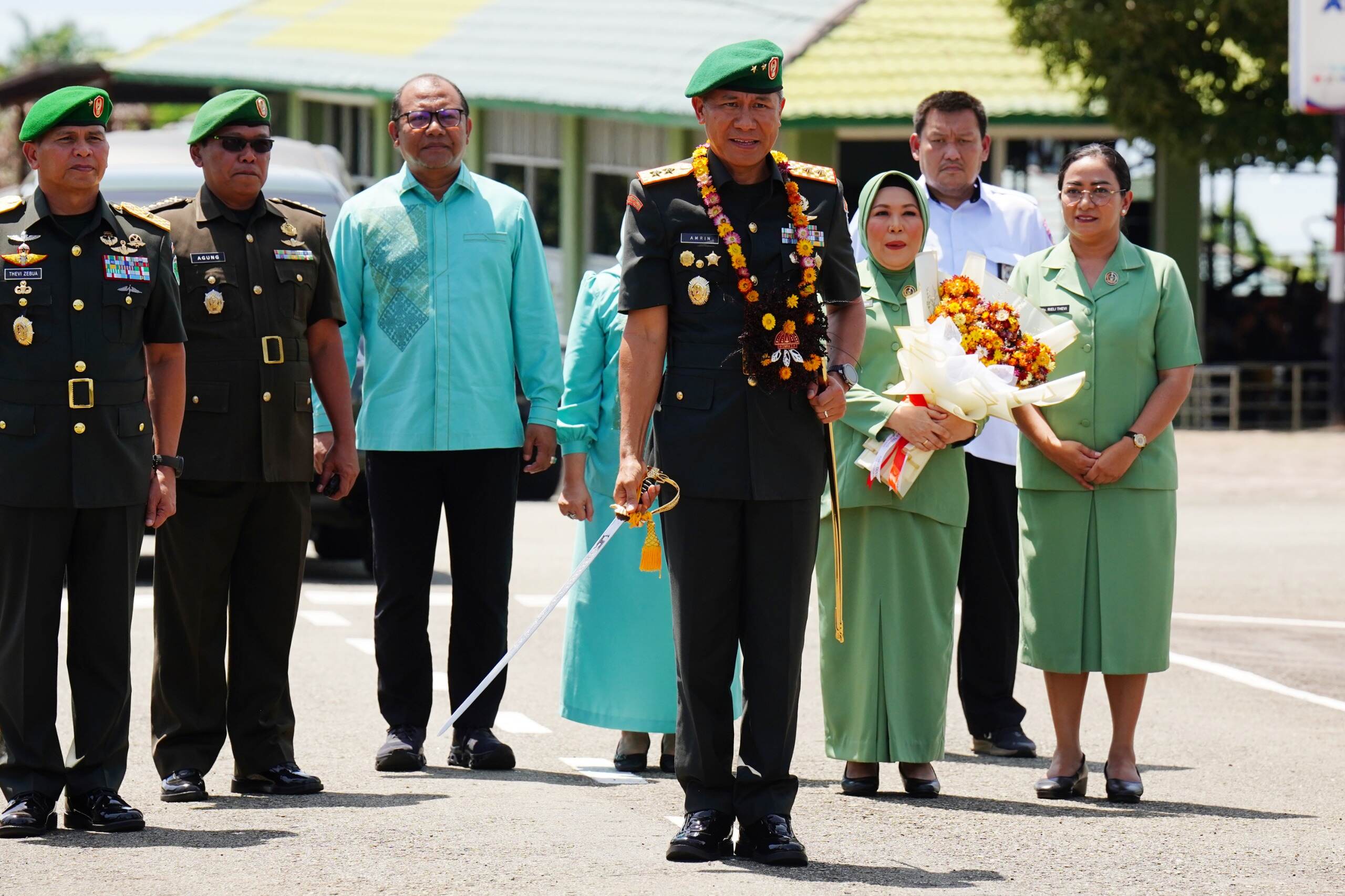 Jabat Pangdam XVII/Cendrawasih, Mayjen TNI Amrin Ibrahim disambut tradisi penerimaan