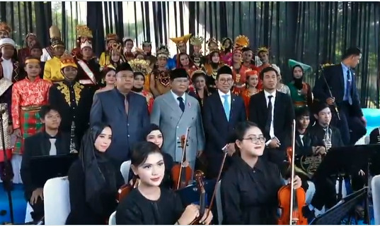 Prabowo berfoto bareng paduan suara usai upacara Kesaktian Pancasila