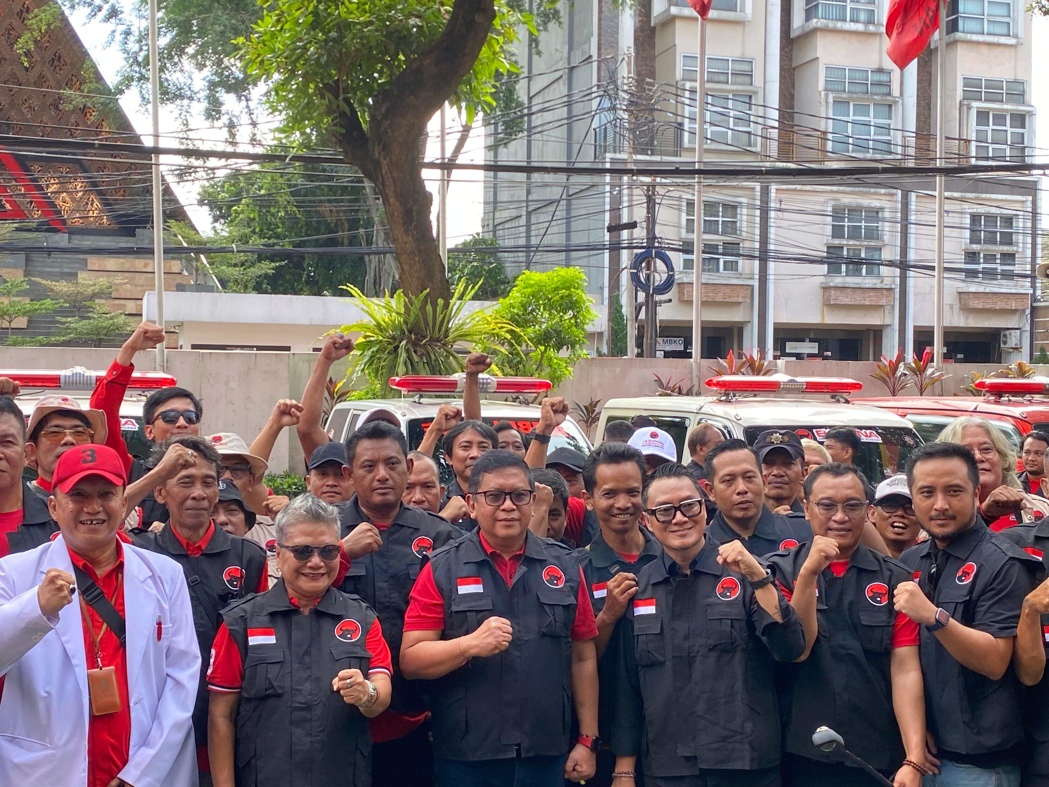 Hasto Kristiyanto lepas 30 ambulans PDIP ke Sumatra: Bawa Pesan ...