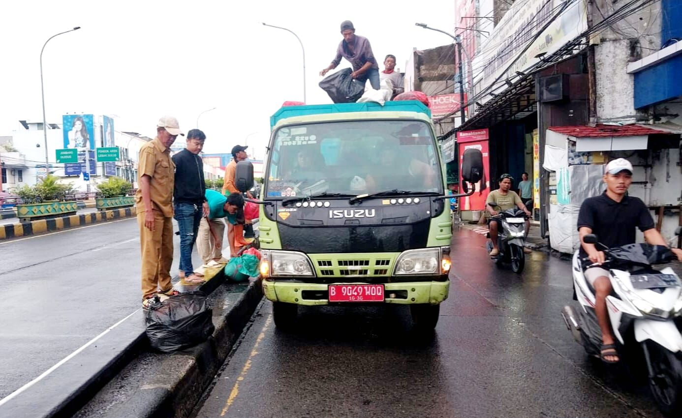 Keluhan warga ditindaklanjuti, tumpukan sampah di Pasar Ciputat ...