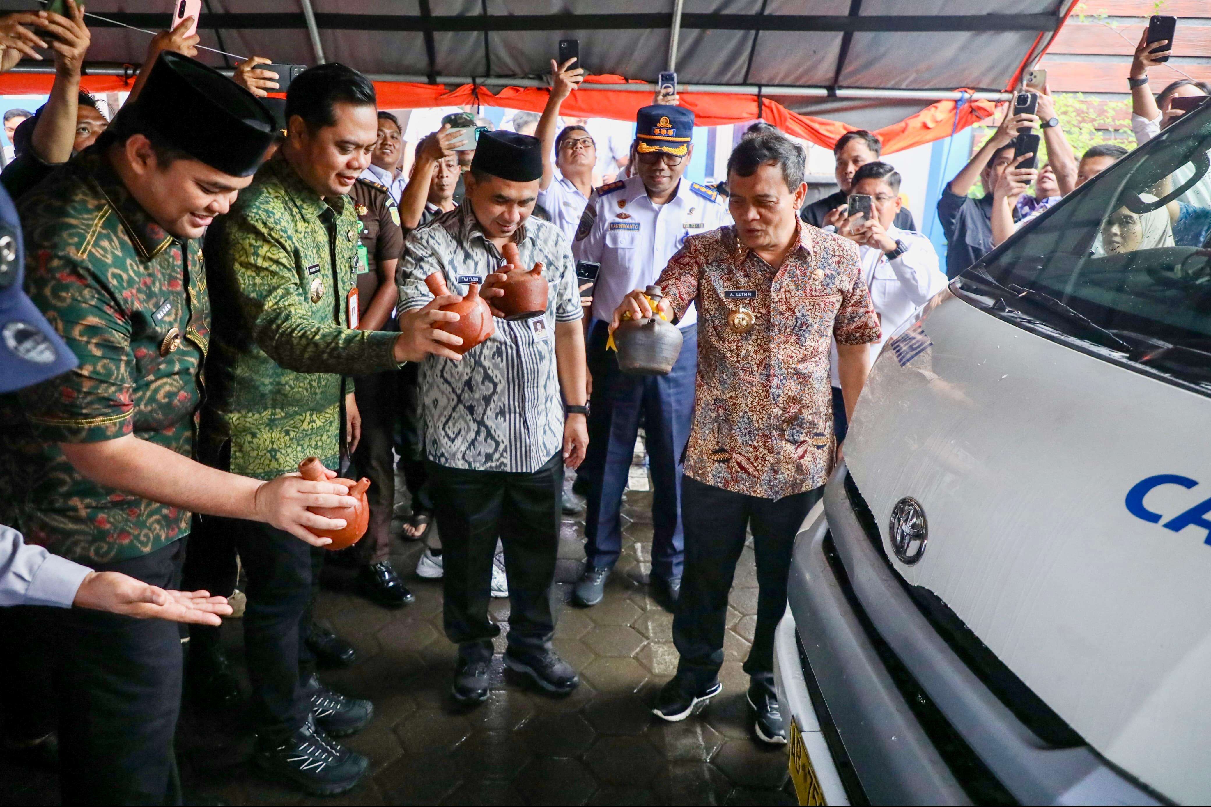 Lima bus DAMRI siap layani warga dan turis di Karimunjawa