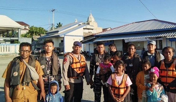 Tim SAR evakuasi 17 penumpang longboat mati mesin di Malra